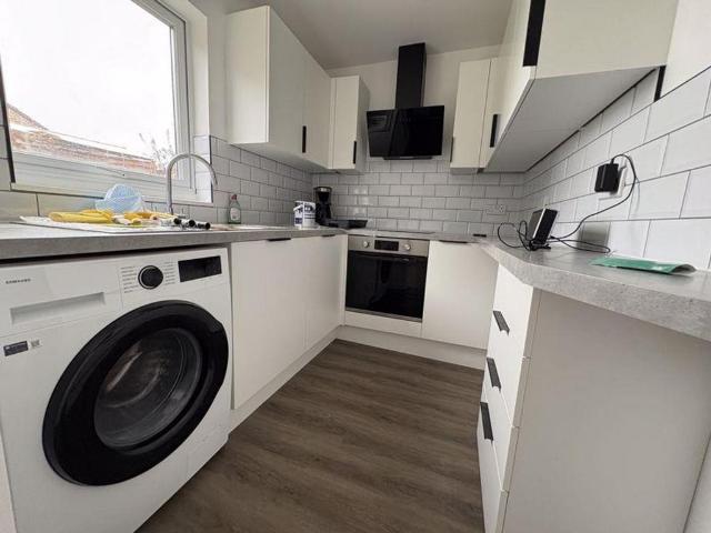 Royal Lane, Yiewsley, UB7 5 bed semi detached house to rent £2,595 pcm £599 pw