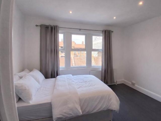 Royal London Building, London, SE15 4 bed flat to rent £4,000 pcm £923 pw