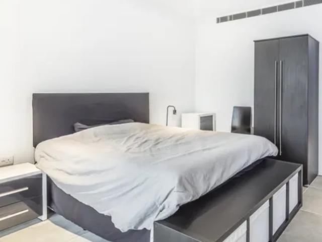 Royal Mail Poplar and Isle of Dogs Delivery Office, Burdett Road, London, E14 7AE, United Kingdom | 1 bed apartment for rent #166293755 | Rentberry