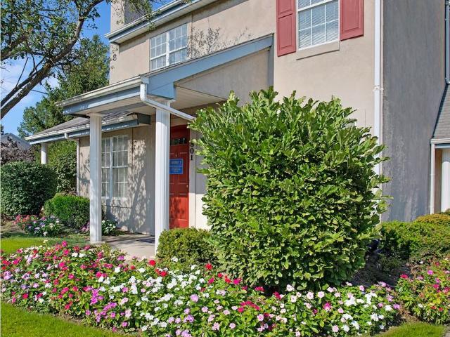 Royal Oaks and East Garden 1 Bedroom Apartment for Rent at 701 Royal Oaks Ct, Monmouth Junction, NJ 08852