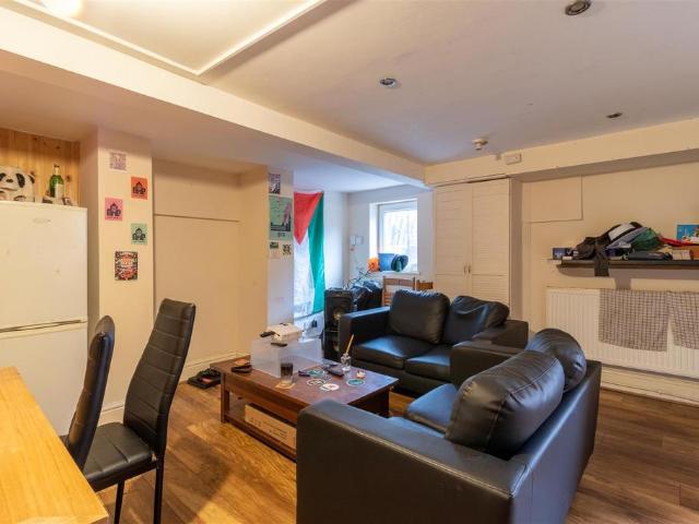 Royal Park Avenue, Hyde Park, Leeds 4 bed house to rent £2,392 pcm £552 pw