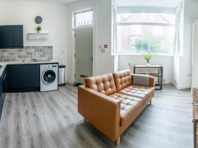 Royal Park Avenue, Leeds LS6 2 bed house to rent £1,517 pcm £350 pw