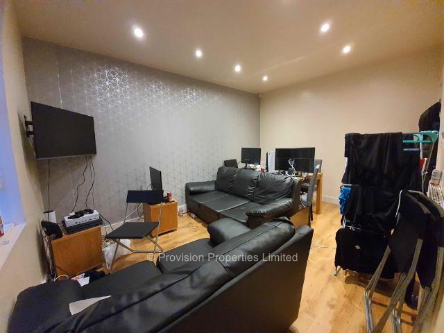 Royal Park Grove, Hyde Park LS6 5 bed terraced house to rent £2,296 pcm £530 pw