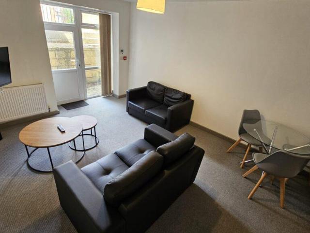 Royal Park Road, Hyde Park, LS6 1NH 3 bed flat to rent £1,625 pcm £375 pw