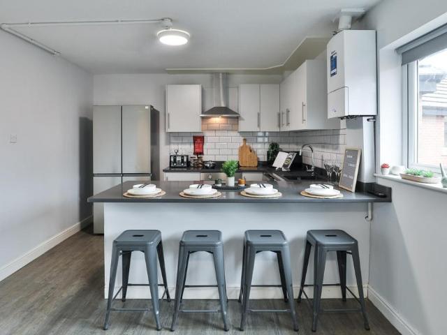 Royal Park Road, Leeds LS6 5 bed flat to rent £3,033 pcm £700 pw