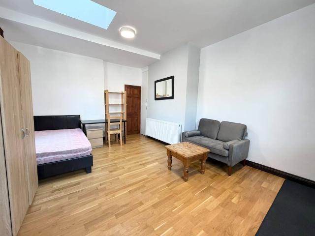 Royal Park Terrace, Hyde Park, Leeds LS6, 1 bed flat to rent, £700 pcm | PrimeLocation