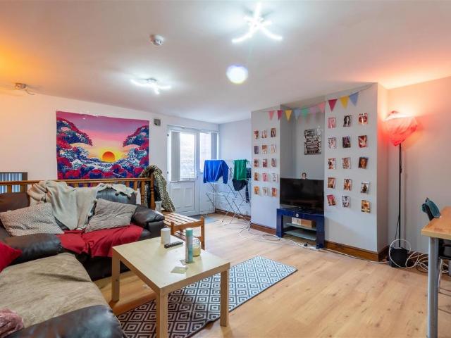 Royal Park Terrace, Hyde Park, Leeds 3 bed flat to rent £1,430 pcm £330 pw