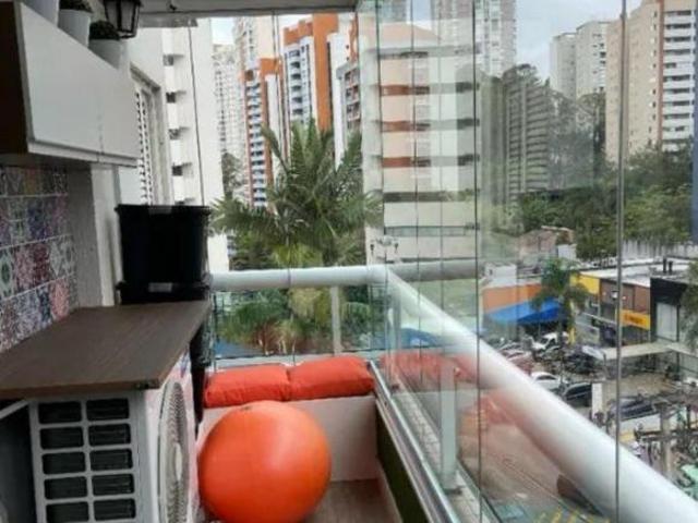Royal Point bem decorado, excelente localização, varanda ampla ! 2 suites !