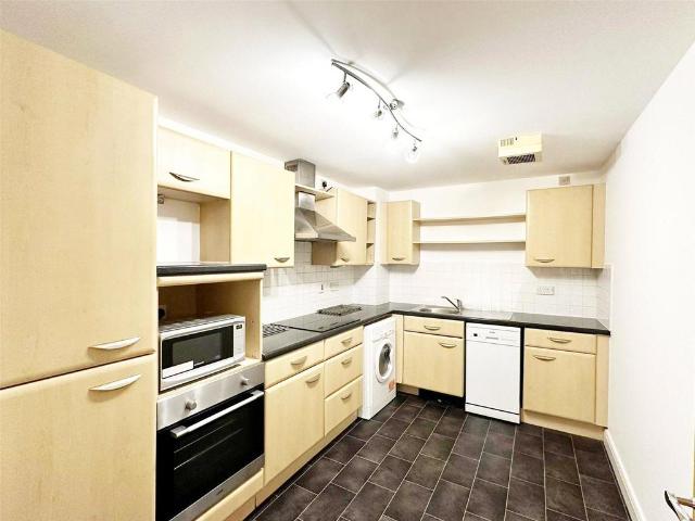 Royal Plaza, 2 Westfield Terrace, S1 3 bed flat to rent £1,185 pcm £273 pw