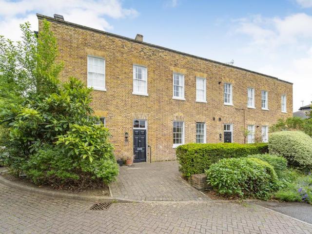 Royal Quay, Harefield, Uxbridge, UB9 2 bed flat to rent £2,000 pcm £462 pw
