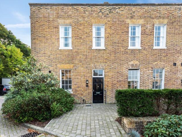 Royal Quay, Harefield, Uxbridge UB9, 2 bed flat to rent, £2,000 pcm | PrimeLocation