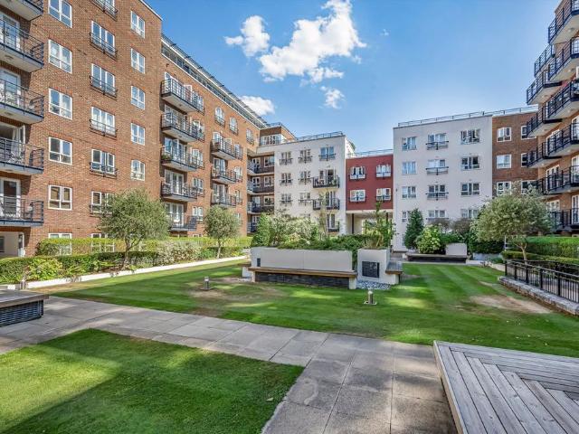 Royal Quarter, Kingston Upon Thames KT2 2 bed flat to rent £1,995 pcm £460 pw