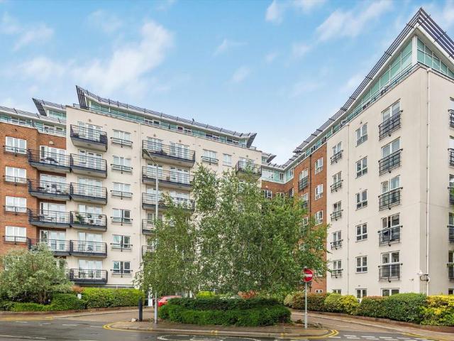 Royal Quarter, Kingston Upon Thames KT2 2 bed flat to rent £2,300 pcm £531 pw
