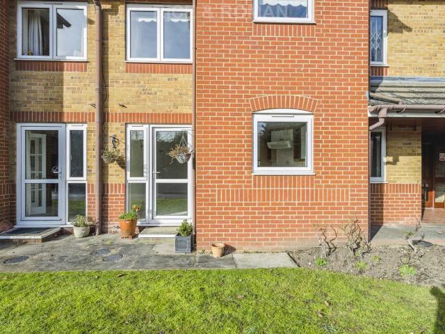 Royston Court, Hinchley Wood KT10, 1 bed flat to rent, £1,300 pcm | PrimeLocation