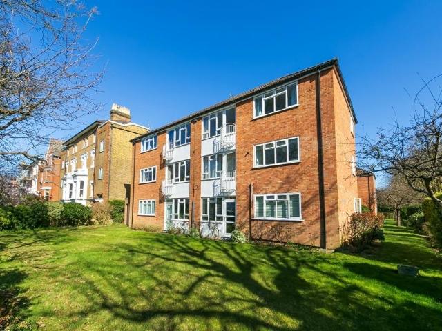 Royston Court, Lichfield Road, Kew. 2 bed flat to rent £2,500 pcm £577 pw