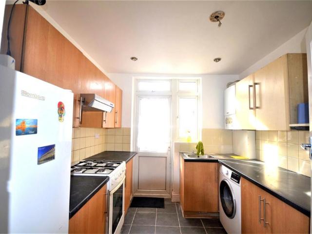 Royston Gardens, Ilford, IG1 3SS 4 bed end of terrace house to rent £2,550 pcm £588 pw