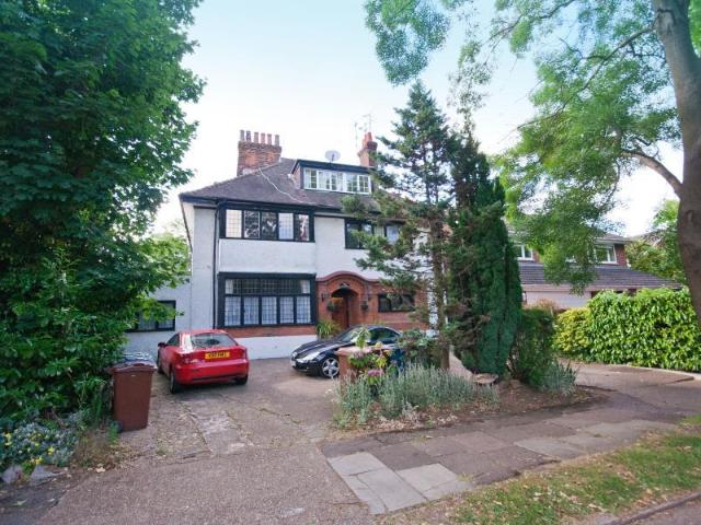 Royston Grove, Hatch End 2 bed apartment to rent £1,600 pcm £369 pw