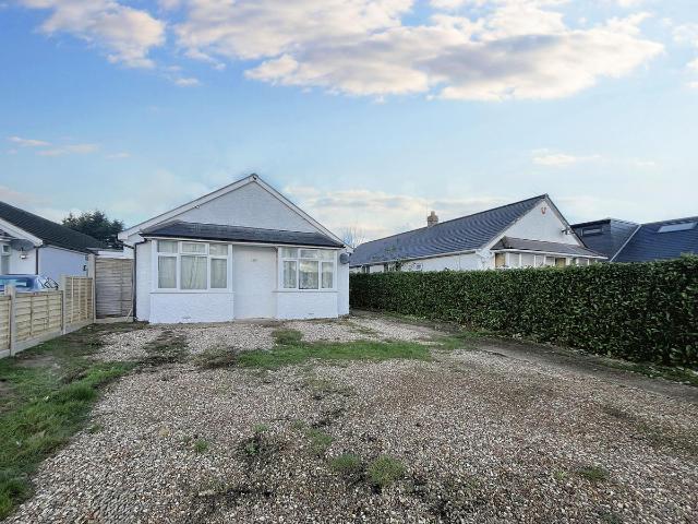 Royston Way, Slough SL1, 3 bed bungalow to rent, £1,900 pcm | PrimeLocation