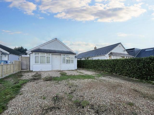 Royston Way, Slough SL1 3 bed detached bungalow to rent £1,900 pcm £438 pw