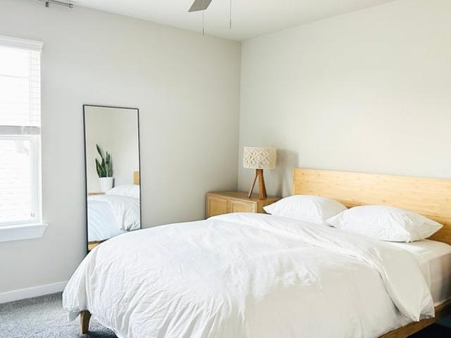 Rm 2: Female Bedroom w Shared Bathroom near Bri