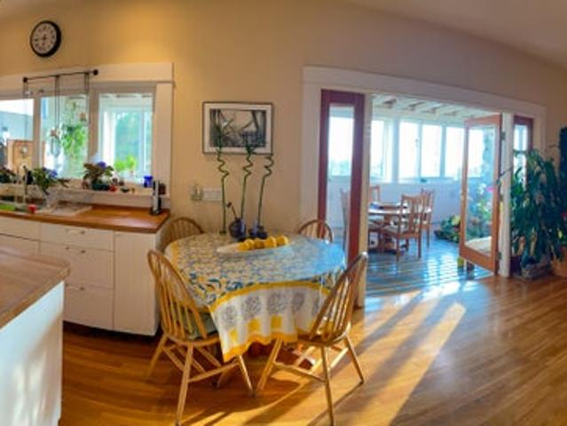 Rm+ semi private balcony,+yard. 4 BLKS TO BEACH