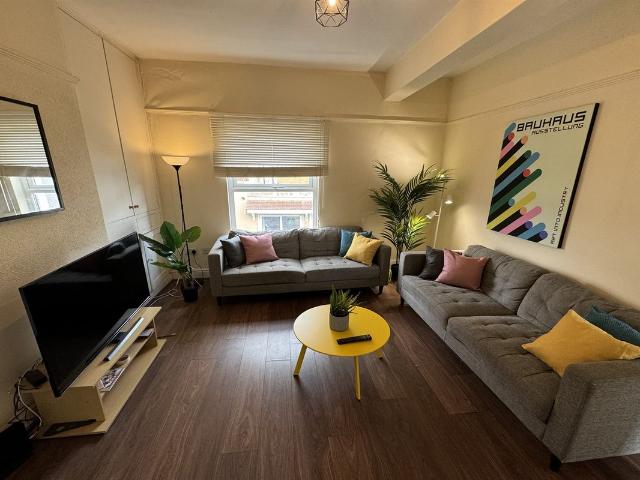 Rms @ High Road, Beeston NG9, 1 bed flat to rent, £585 pcm | PrimeLocation