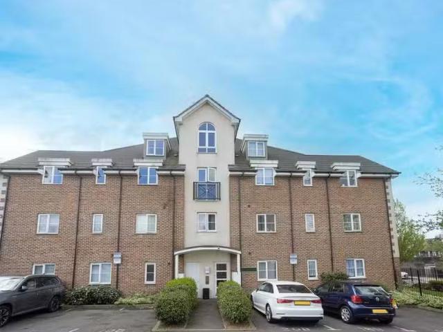 Runway Close, Colindale, NW9 2 bed apartment for sale £360,000
