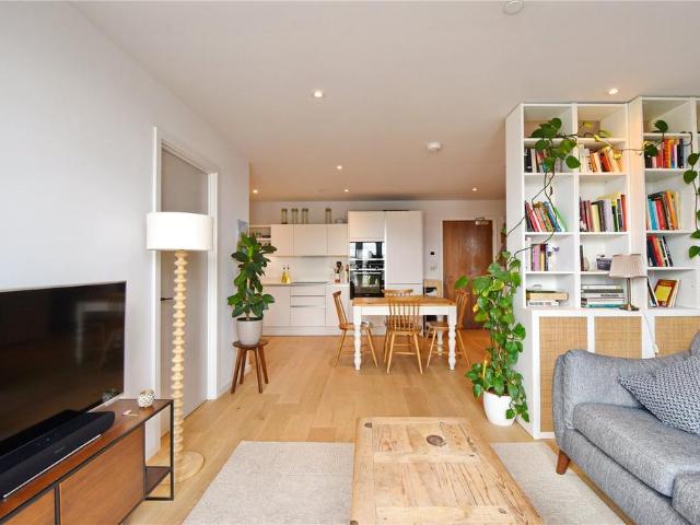 Runway Avenue, Patchway, Bristol. 2 bed apartment to rent £1,650 pcm £381 pw