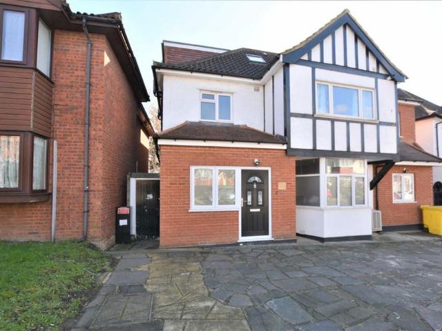 Rundell Crescent, Hendon NW4 2 bed flat to rent £1,875 pcm £433 pw