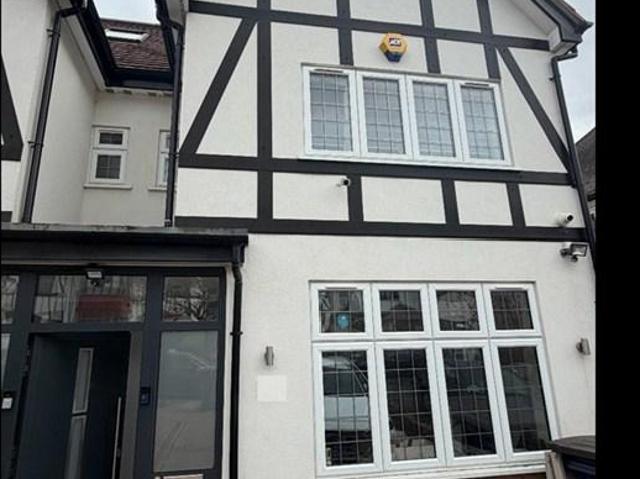 Rundell Crescent, London, NW4 4 bed semi detached house to rent £3,500 pcm £808 pw