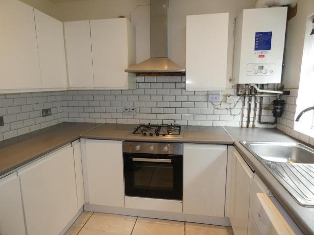 Runley Road, LUTON 5 bed semi detached house to rent £2,150 pcm £496 pw