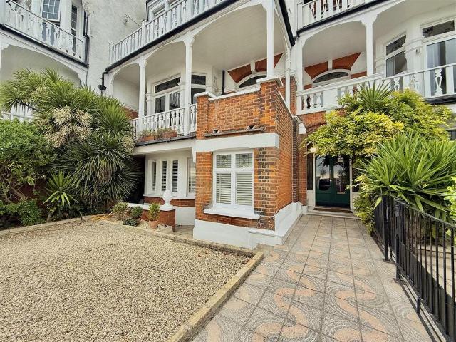 Runnemede, The Leas, Westcliff On Sea 2 bed apartment to rent £1,850 pcm £427 pw