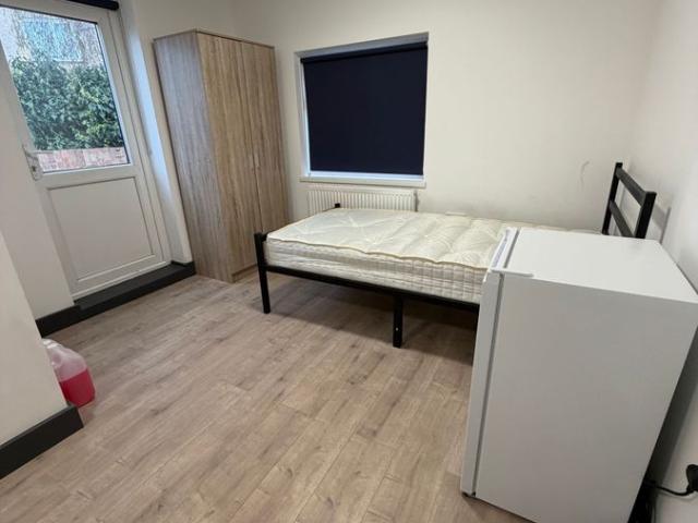 Runnymede Crescent, London SW16, 1 bed end terrace house to rent, £1,000 pcm | PrimeLocation
