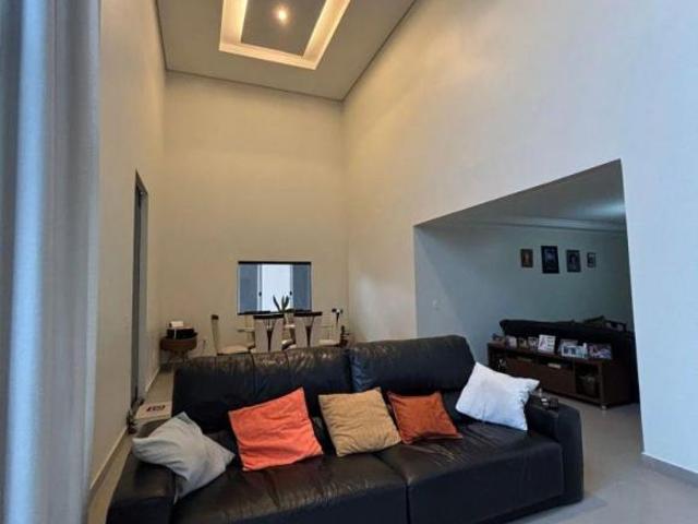 Rua 8, 6 qtos sendo 4 suítes, lote 600m, condomínio, cozinha planejada, churrasqueira