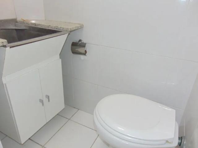 Apartamento reformado com 2 quartos e vaga na Rua Farani