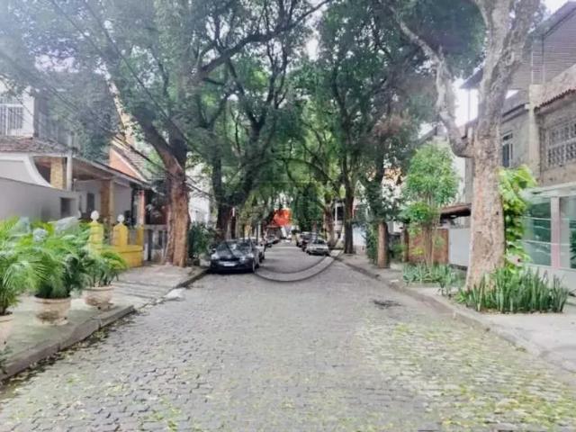 Rua fechada. 04 quartos, suíte. Garagem R 1.800.000,00