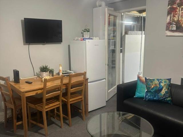 Room 1: RUPERT ROAD, GU2 7NE TOWN CENTER SHORT TERM ONLY FOR SINGLE OR COUPLE
