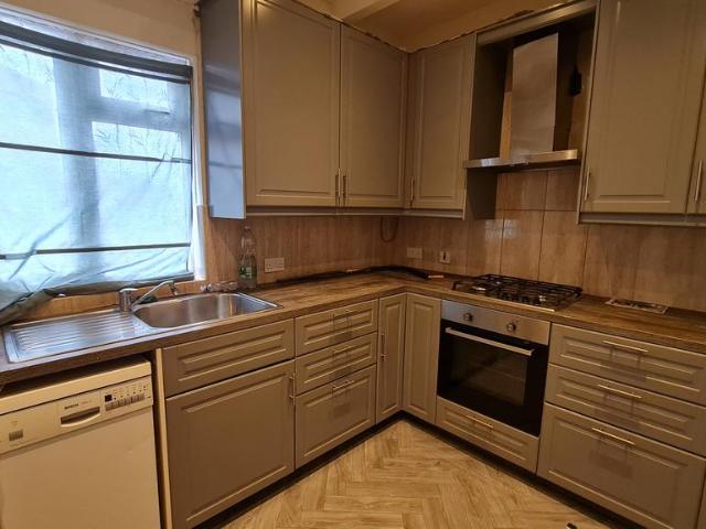 Ruislip Road, Greenford UB6 4 bed flat to rent £2,700 pcm £623 pw
