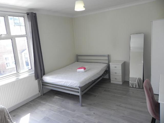 Rupert Road, Guildford Room 1 GU2, Room to rent, £875 pcm | PrimeLocation