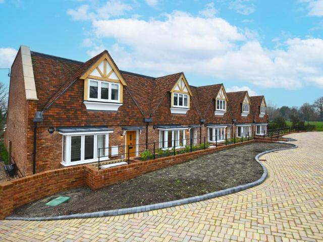 Rural Tenterden, Kent TN30 3 bed mews to rent £2,750 pcm £635 pw