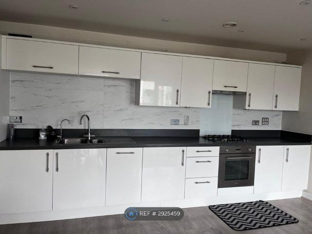Ruston Close, Reading RG2, 2 bed flat to rent, £1,650 pcm | PrimeLocation