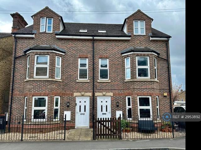 Rush Court, Leighton Buzzard, LU7 2 bed flat to rent £1,225 pcm £283 pw