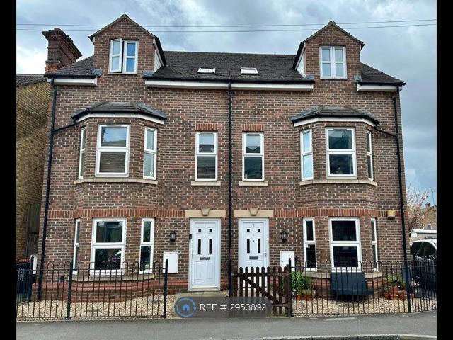 Rush Court, Leighton Buzzard LU7, 2 bed flat to rent, £1,225 pcm | PrimeLocation