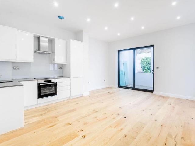 Rush Hill Road, Clapham Junction. Studio to rent £1,800 pcm £415 pw