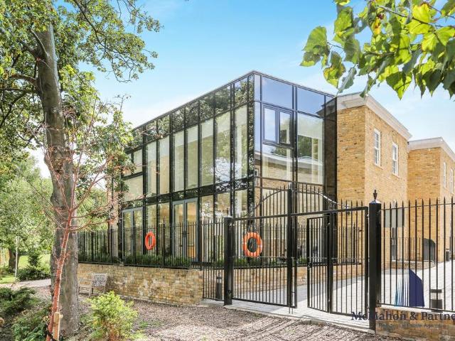 Rushgrove Street, Woolwich, London. 4 bed semi detached house to rent £4,450 pcm £1,027 pw