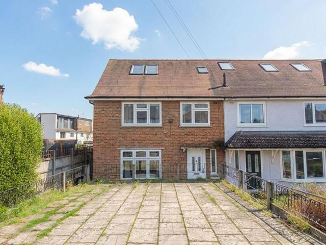 Rushden Gardens, Mill Hill, London, NW7 4 bed detached house to rent £3,000 pcm £692 pw