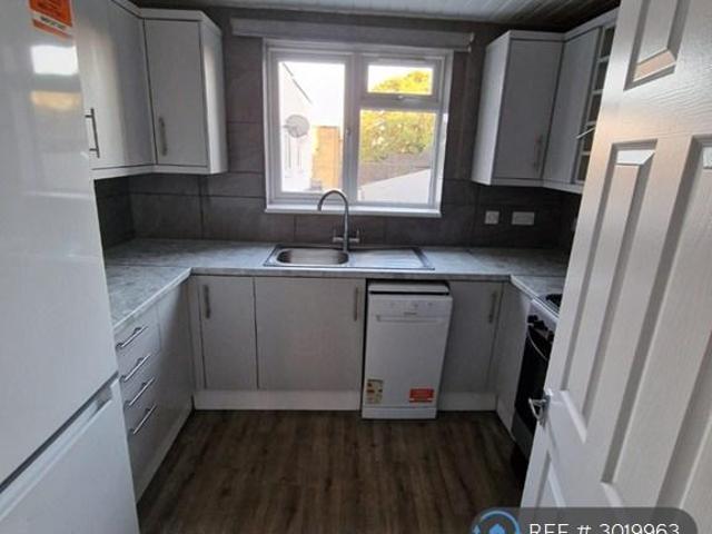 Rushey Green, London, SE6 2 bed flat to rent £1,750 pcm £404 pw