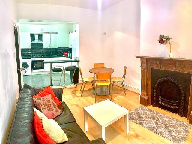 Rusholme Grove, Manchester M14 4 bed semi detached house to rent £2,080 pcm £480 pw