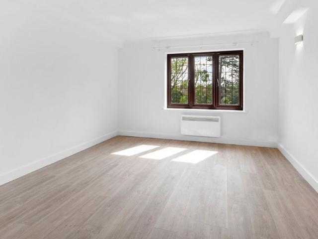 Rushmon Court, Hook Road, Surbiton, Surrey KT6, 1 bed flat to rent, £1,400 pcm | PrimeLocation