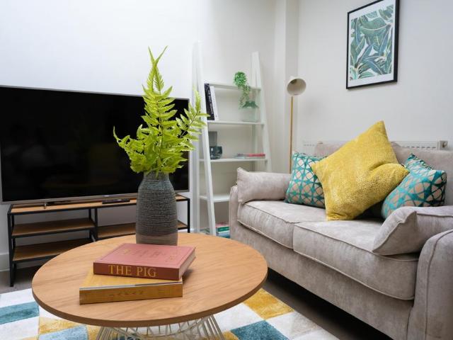 RUSKIN AVENUE, Manchester M14 3 bed flat to rent £2,574 pcm £594 pw